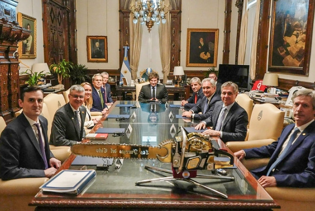 Scott Bessent se probó la banda y el bastón, felicitó a su mejor alumno ...